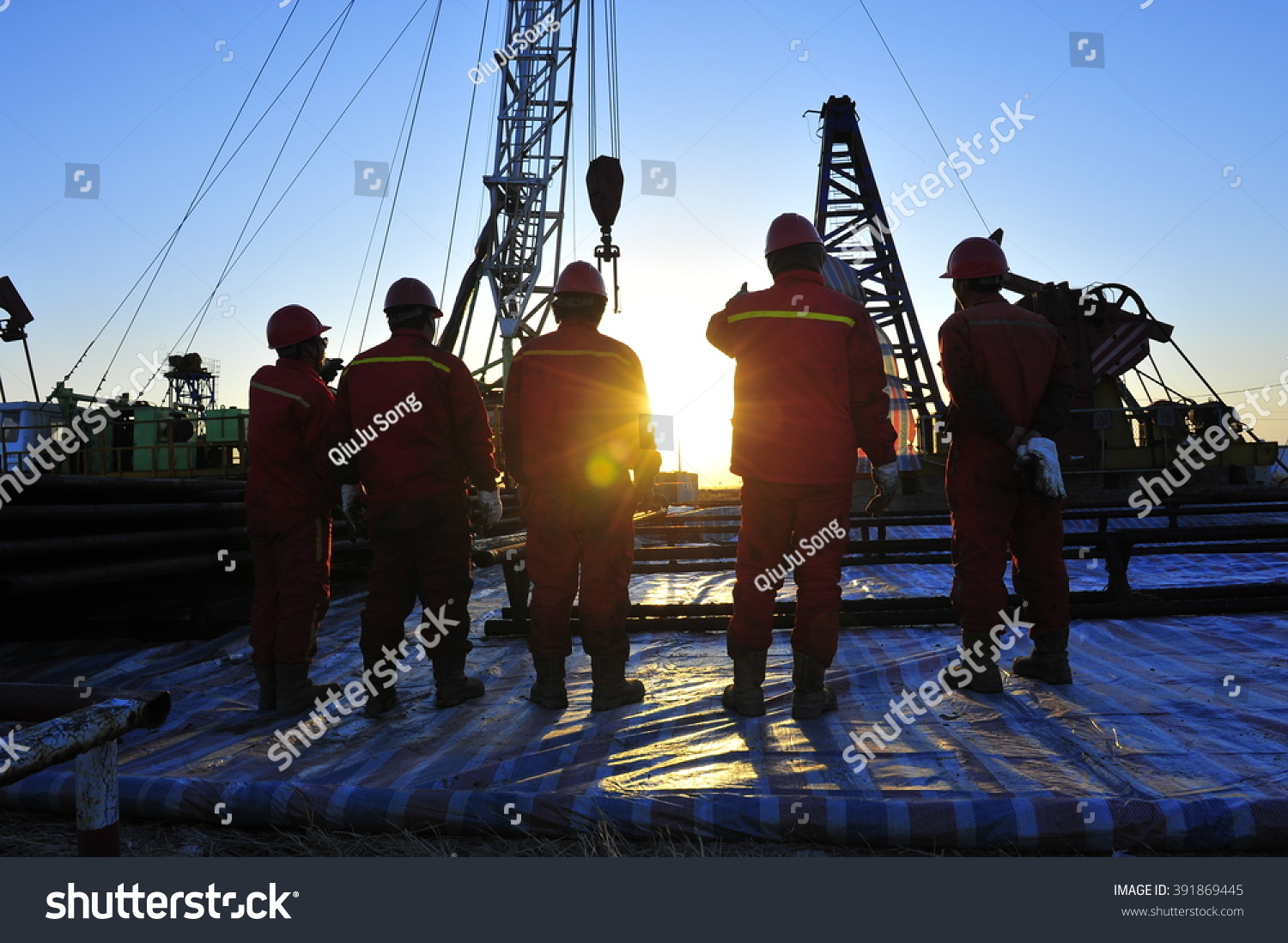 stock-photo-oil-field-oil-workers-at-work-391869445-1 - Intec1